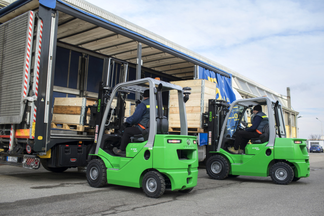 CESAB Dieselstapler beim Entladen eines LKW's.